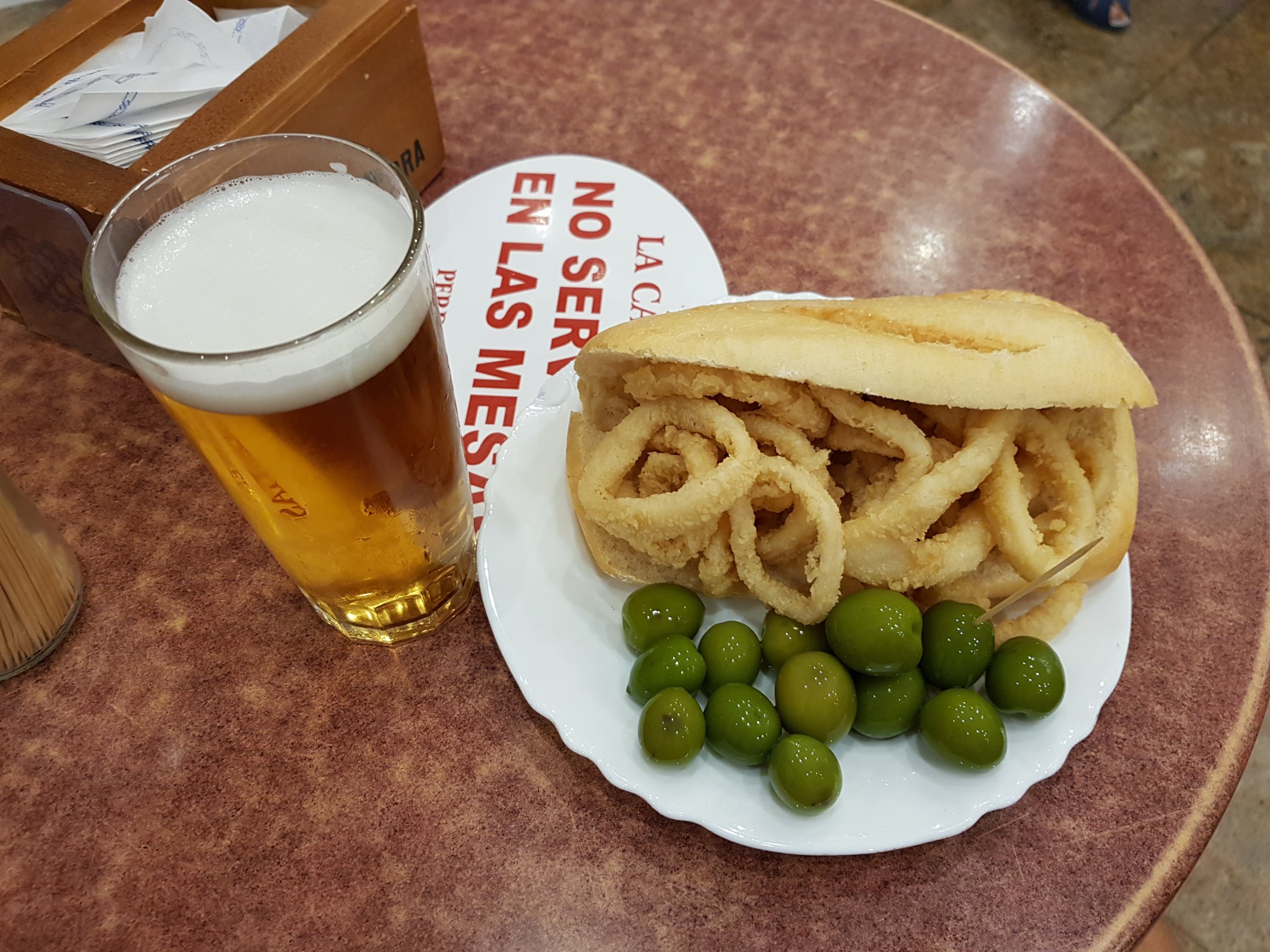 ocadillo de calamaras y olivas y cerveza, 5 eur - Media blog